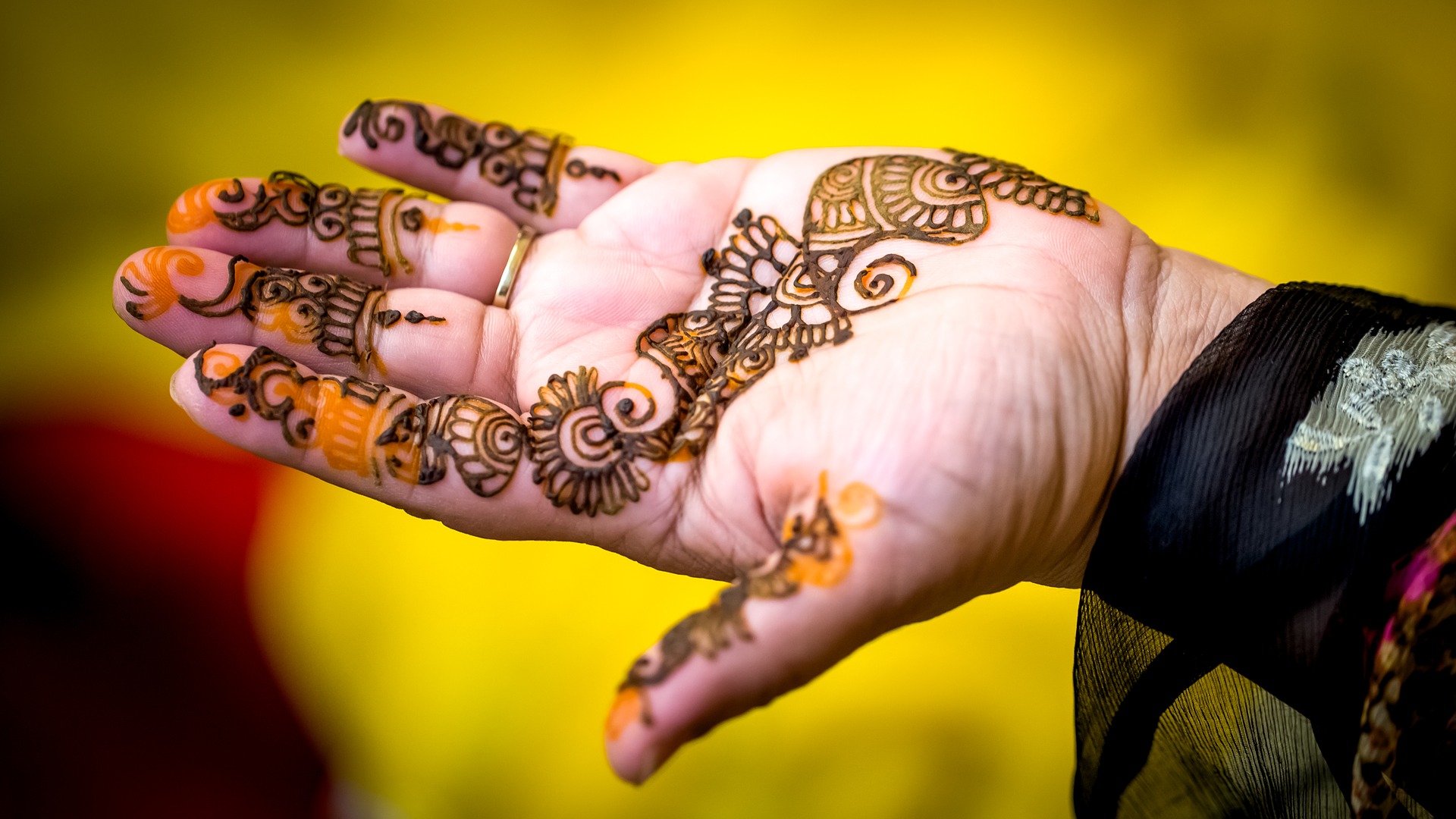 What Do Mehndi’s Flower Designs Mean?
