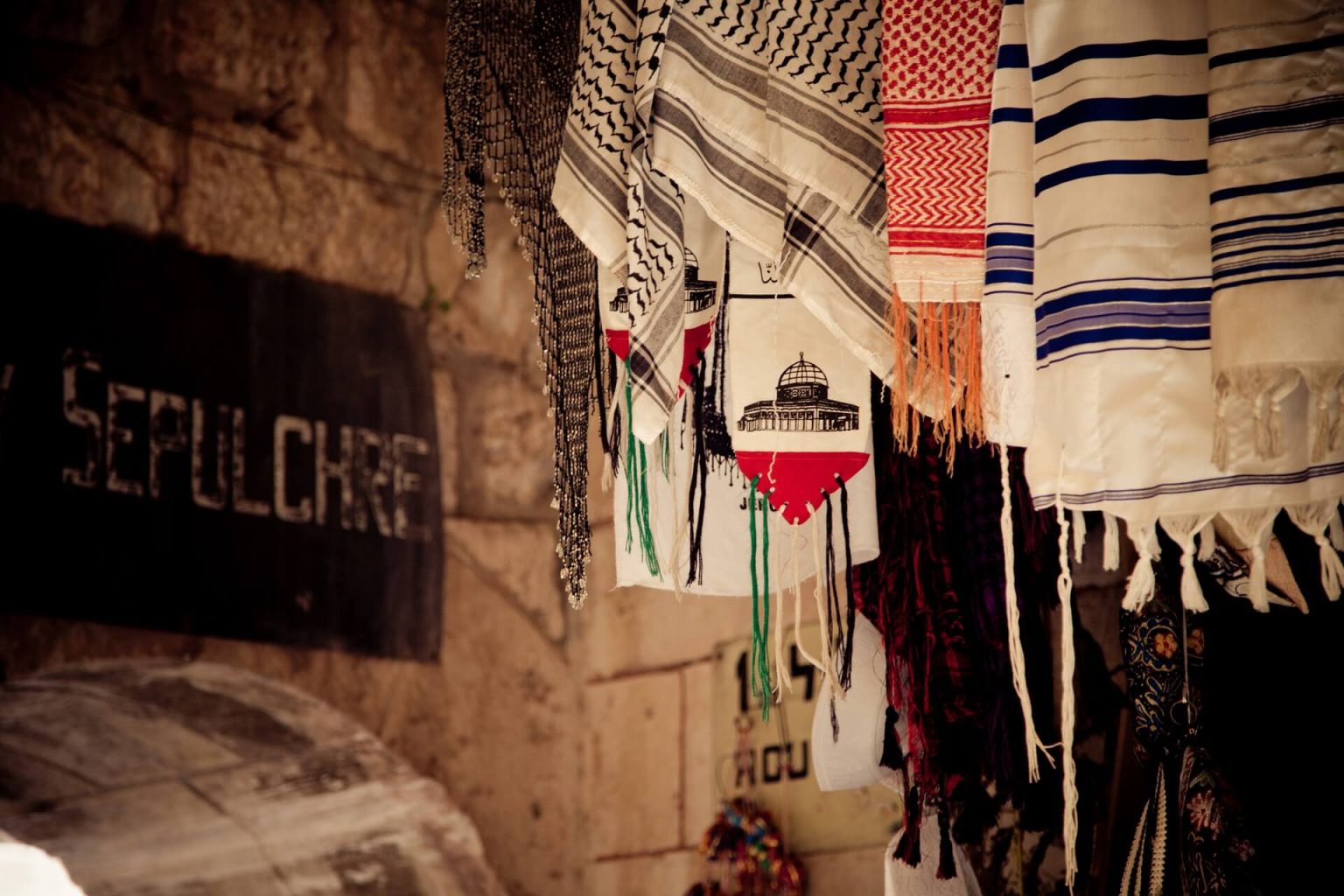 Can You Wear a Shemagh and What Will it Mean? - The Skull and Sword