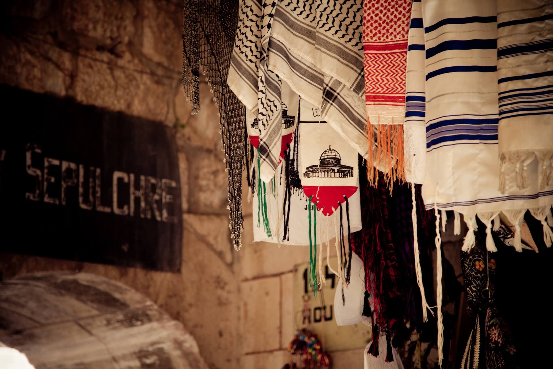 Can You Wear a Shemagh and What Will it Mean? - The Skull and Sword